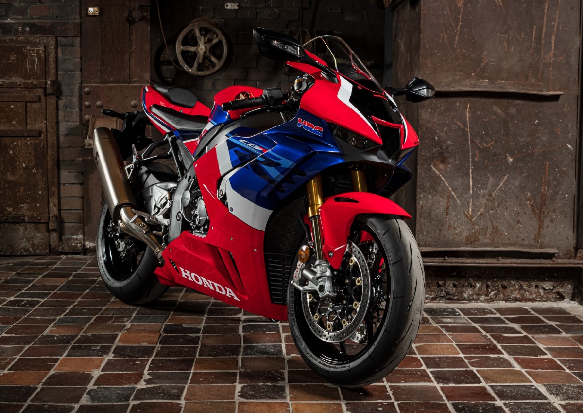 Stunning Honda Fireblade superbike races into Red Dot Design Museum ...