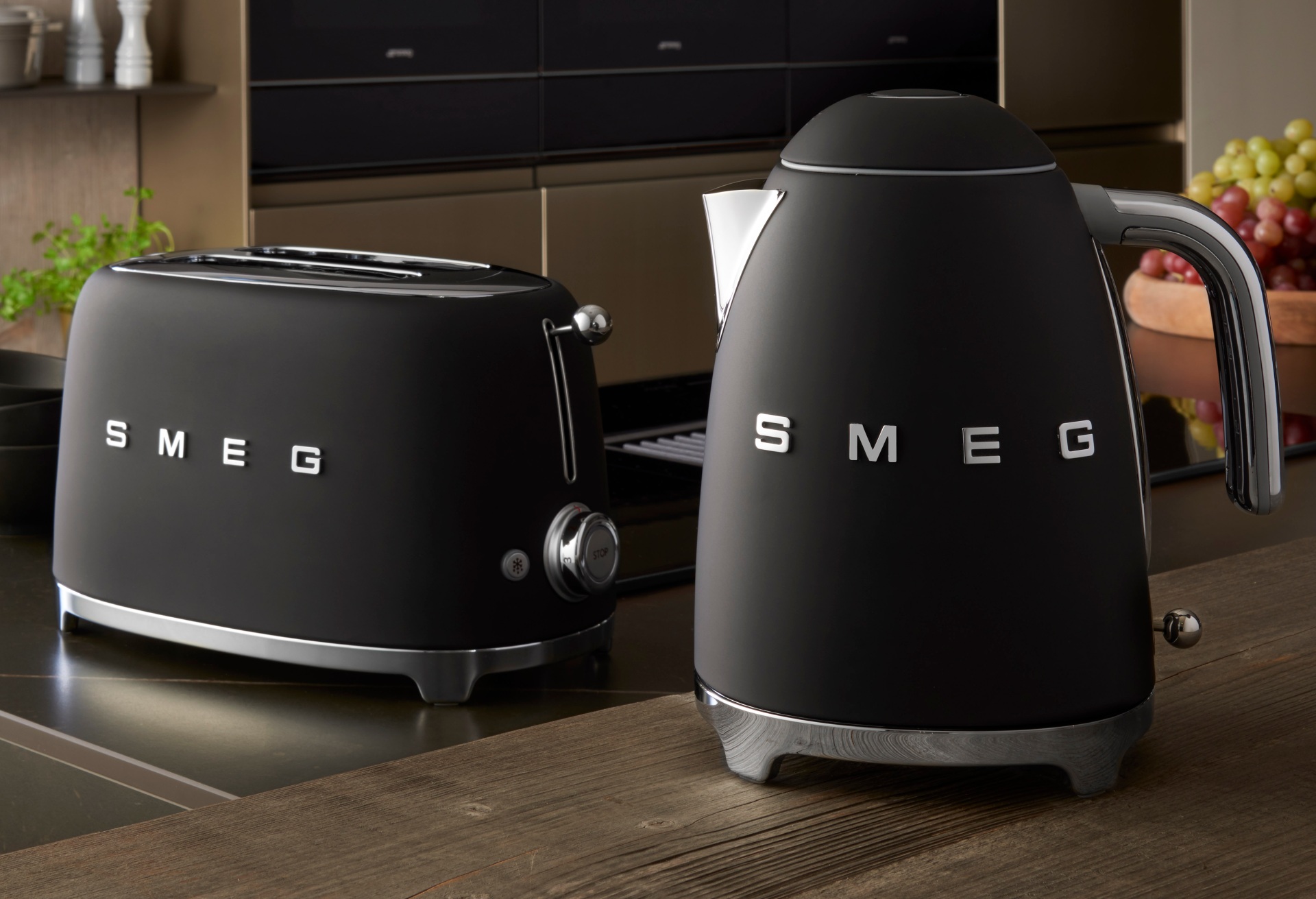 SMEG serves up style with new matte finish retro-style kettle and ...
