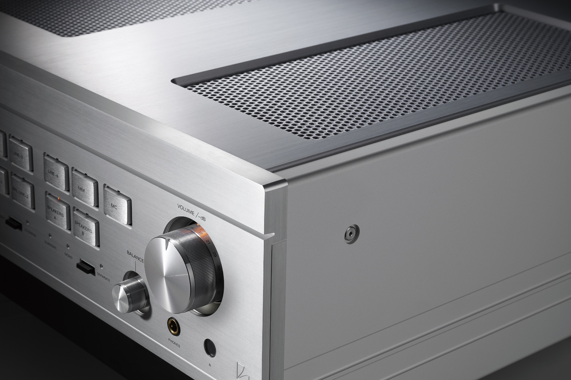 Luxman updates a Hi-Fi classic with a limited edition of its iconic ...
