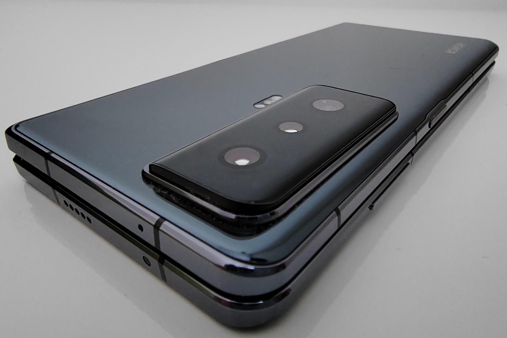 Meet the Honor Magic Vs, the lightweight foldable smartphone you’ll ...