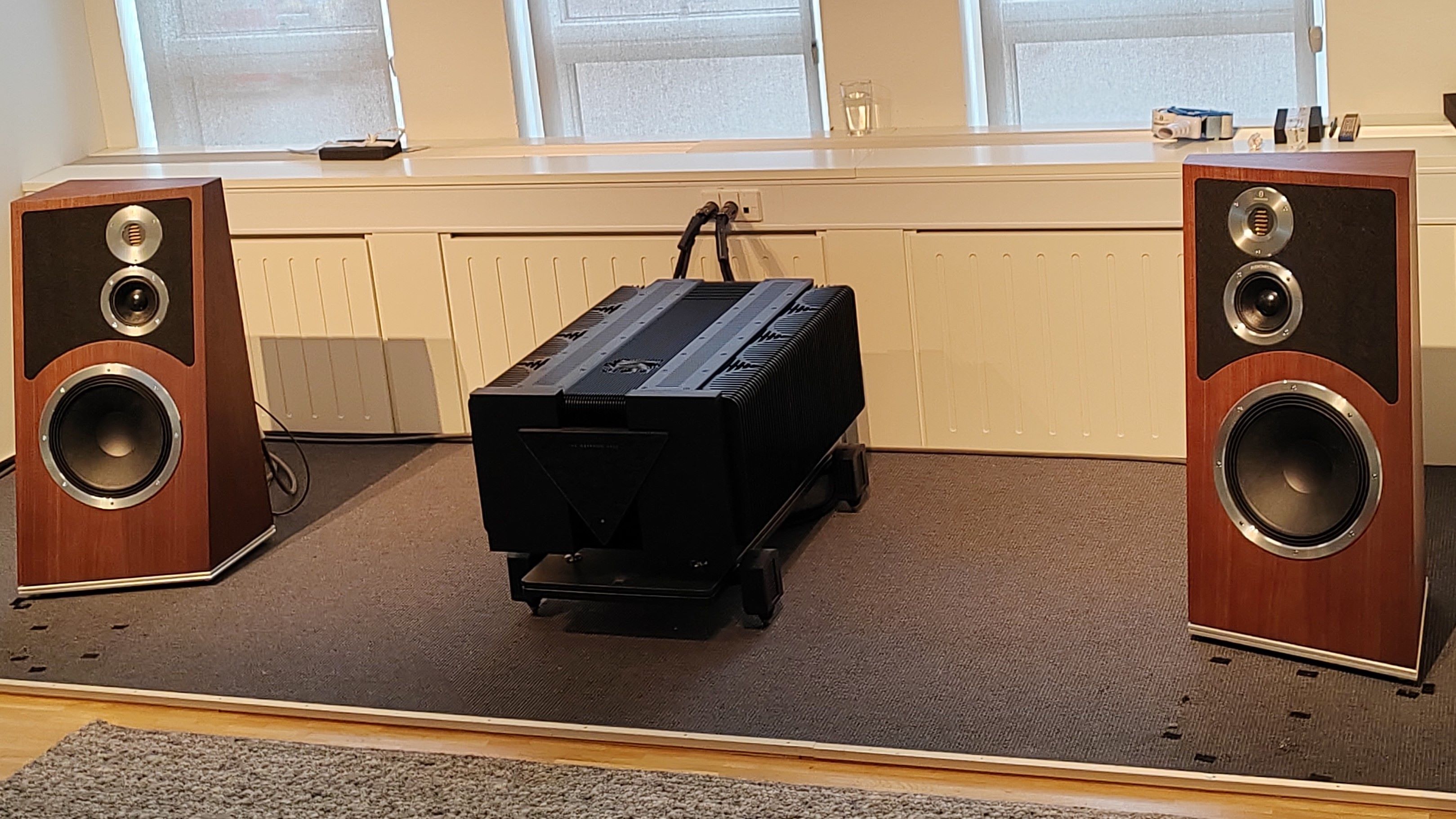 I listen to the new sultans of swing: Audiovector Trapeze Reimagined ...