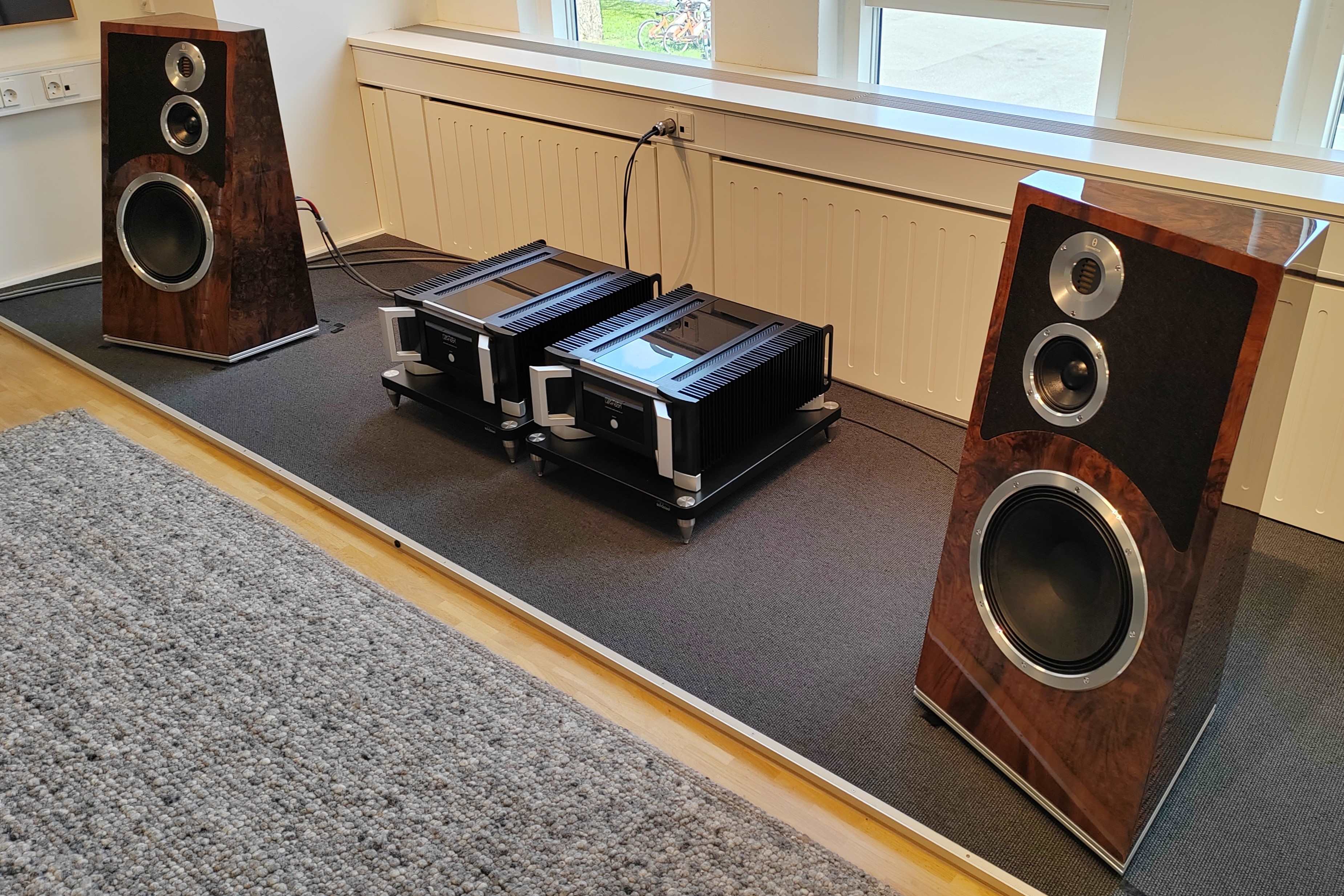 Superior sound, rare beauty: Iconic Audiovector Trapeze loudspeaker now ...