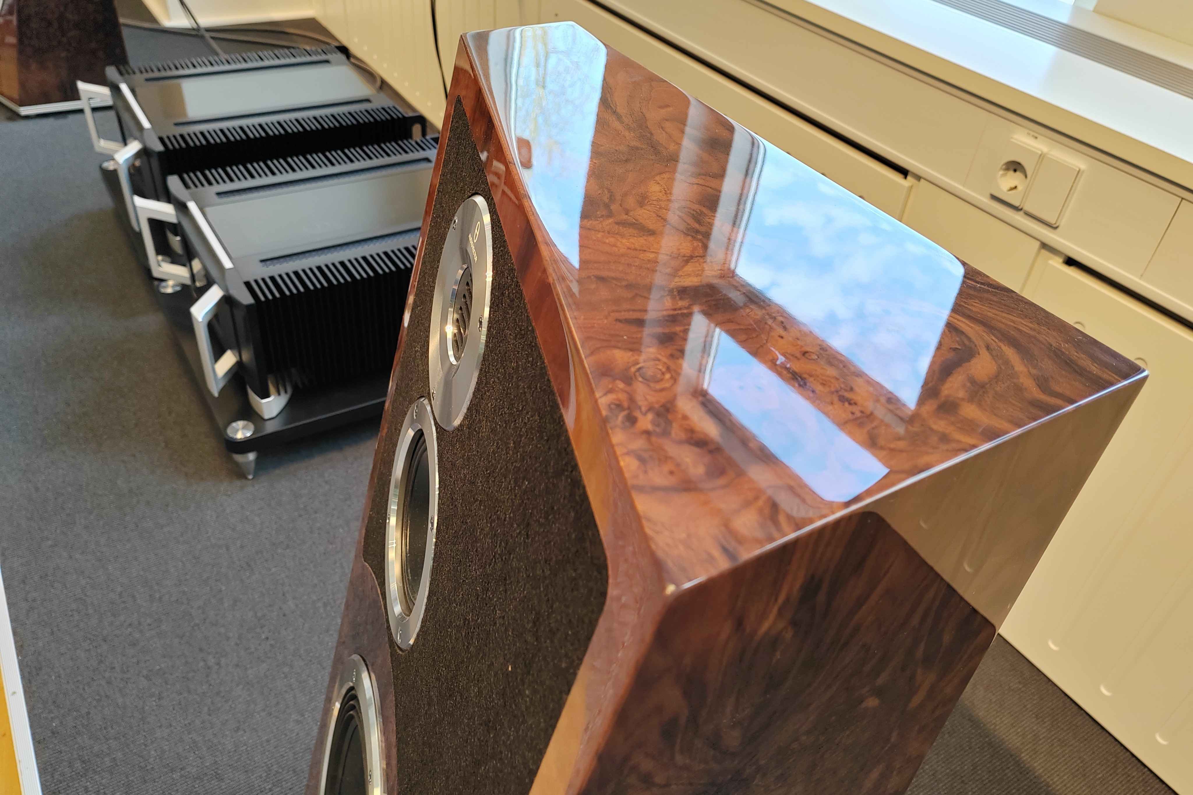 Superior sound, rare beauty: Iconic Audiovector Trapeze loudspeaker now ...